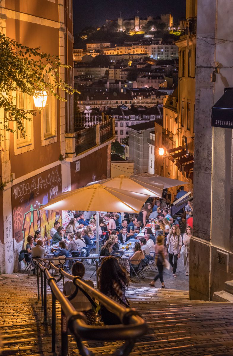 The dinner scene in Lisbon | GANREF