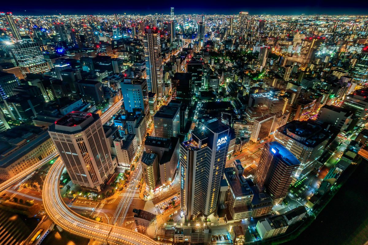 Osaka skyline spread under eyes | GANREF