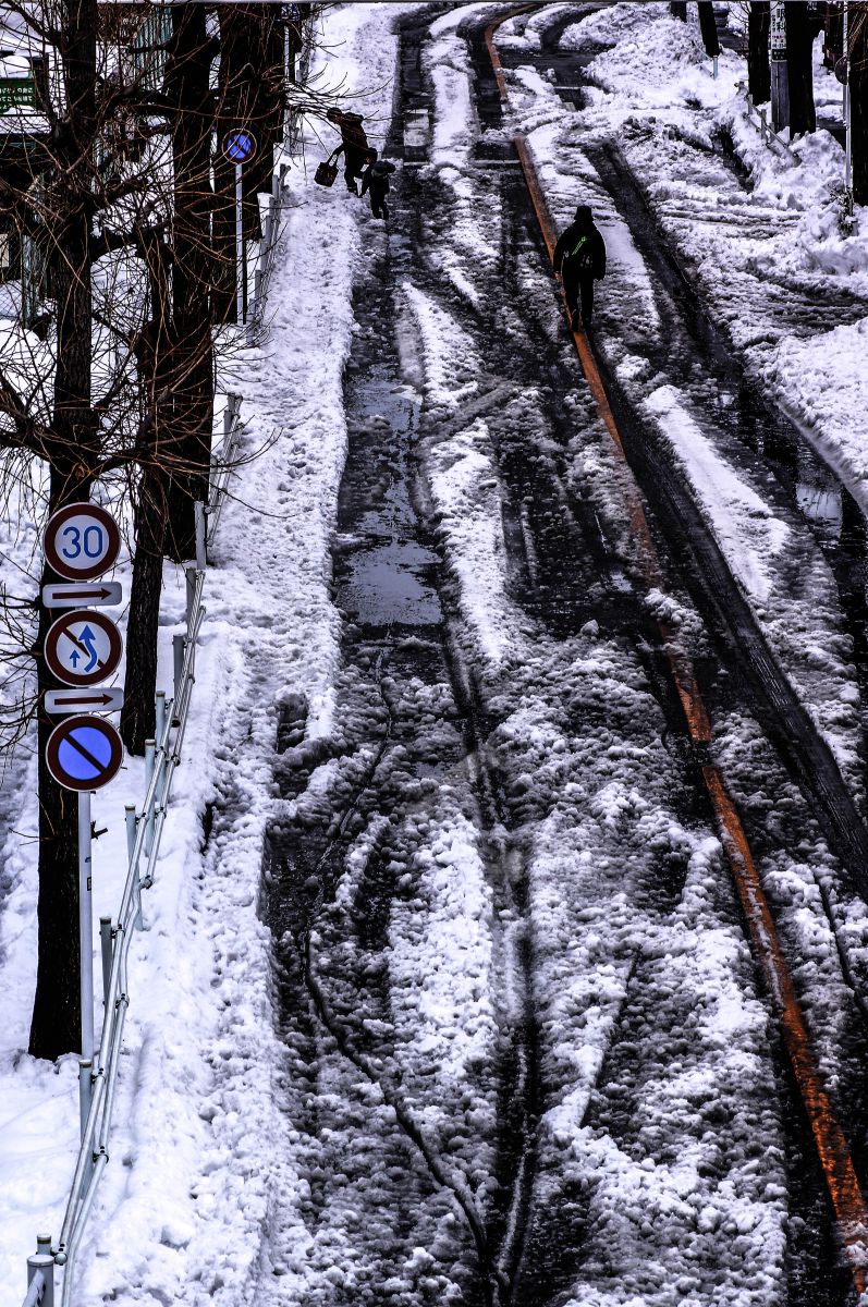 Watch your step. | GANREF