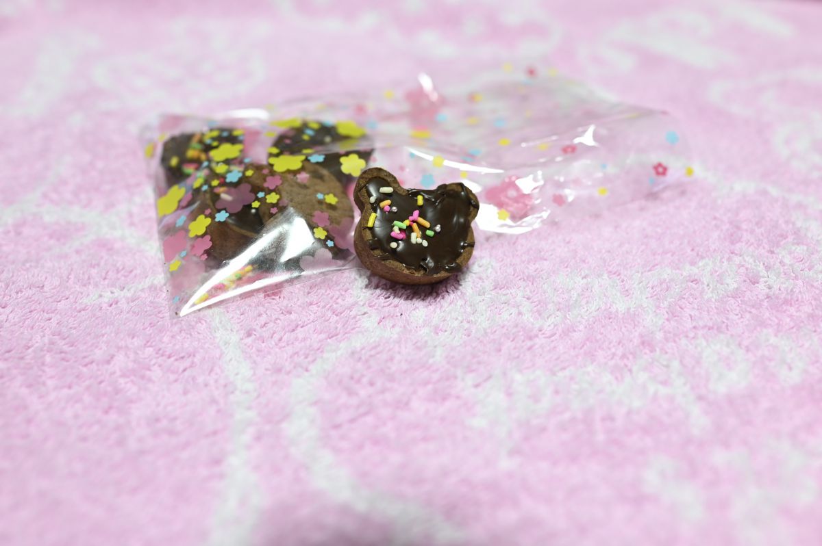 Give me a chocolate | GANREF