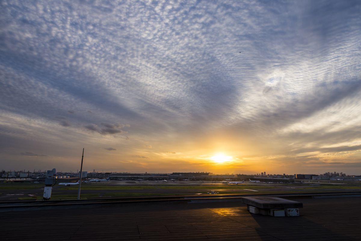 Sunset at the Haneda Airport | GANREF
