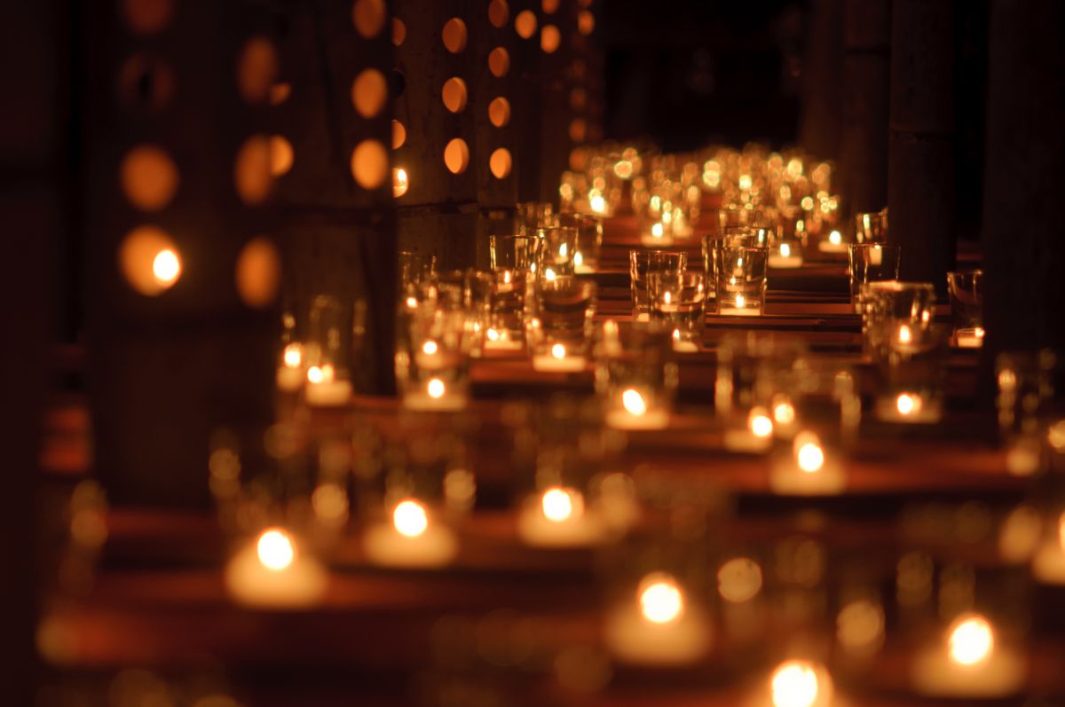 Cast a warm light | GANREF