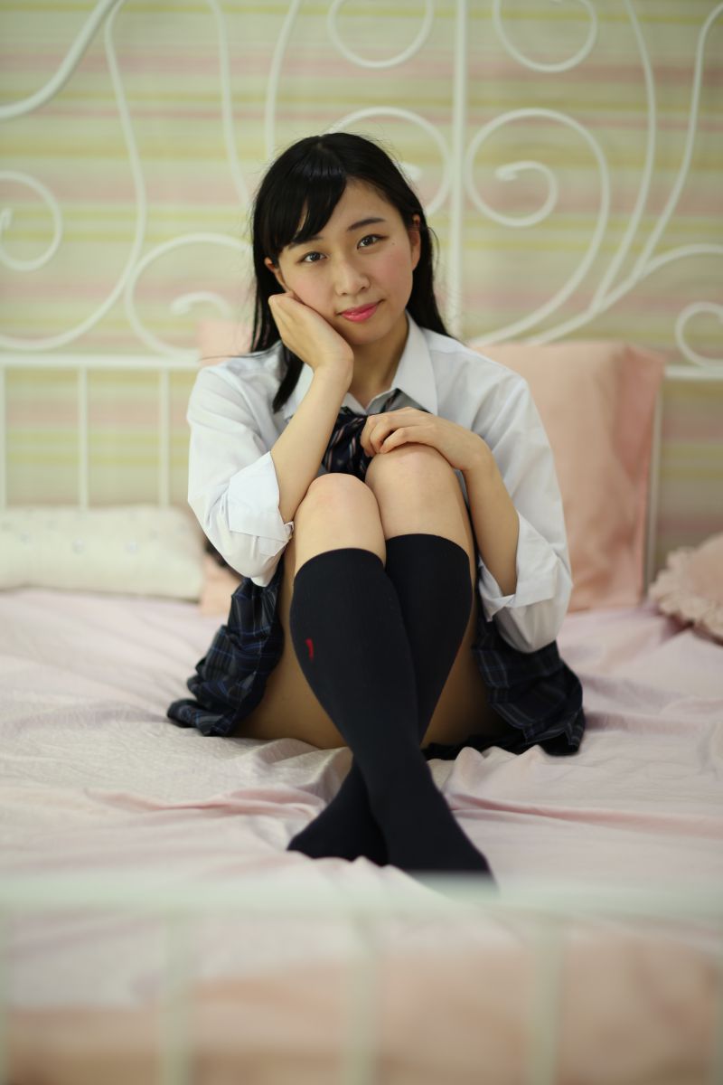 ベッドの上で少女の定番ポーズ | GANREF