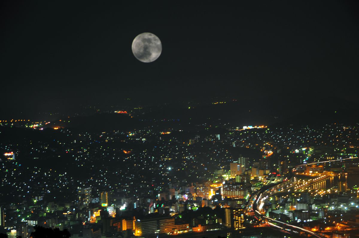 Super Moon and the city | GANREF