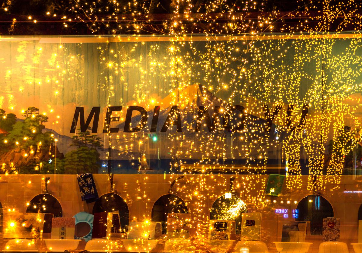 show window | GANREF