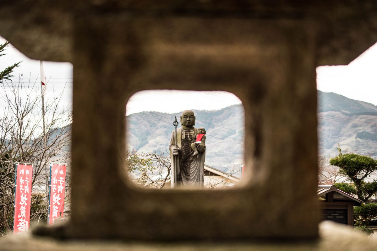Through the stone lanterns | GANREF