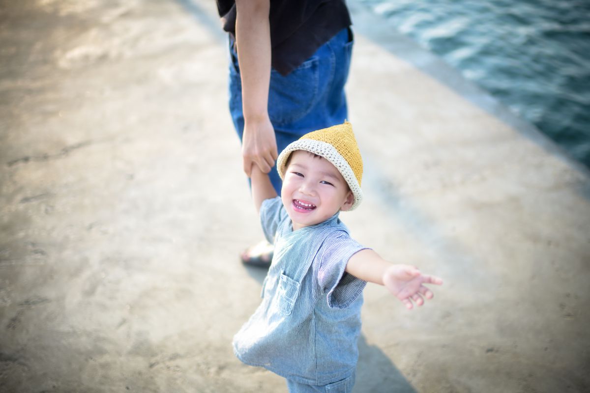 〝Let's hold hands" | GANREF