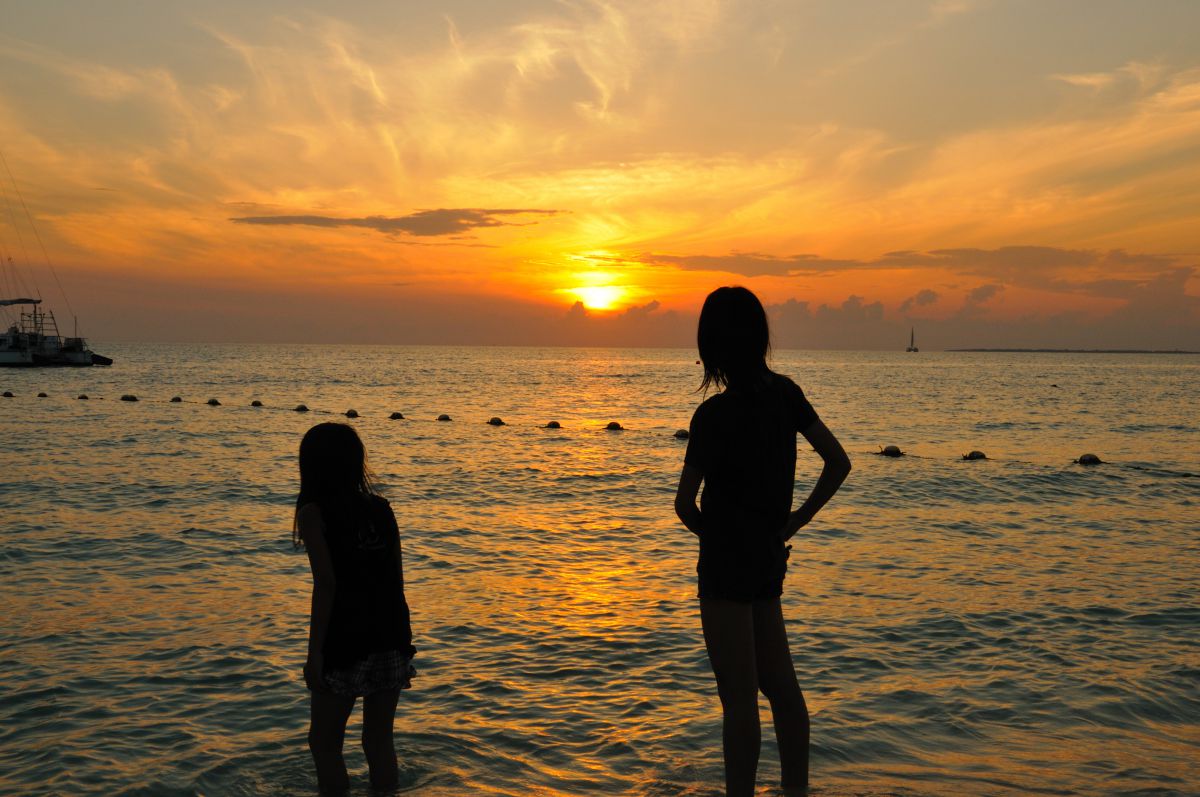 夕日を見つめる姉妹 | GANREF