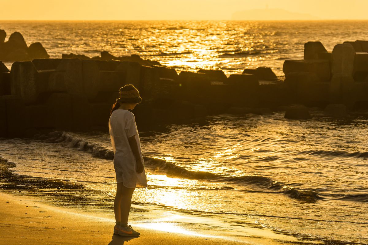 波打ち際の少女 | GANREF