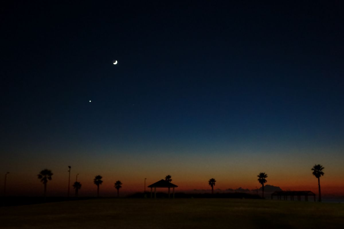 crescent moon | GANREF