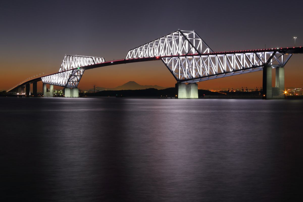 projection of an illuminating light | GANREF