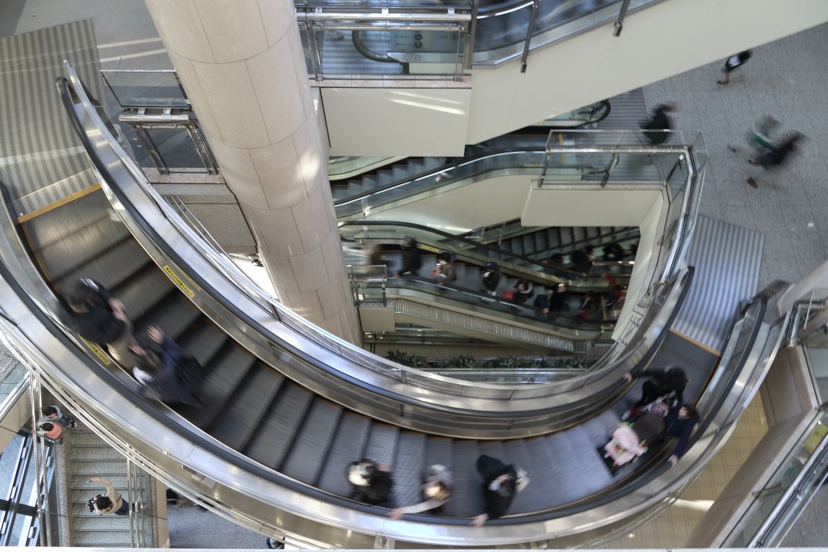 curving escalator | GANREF