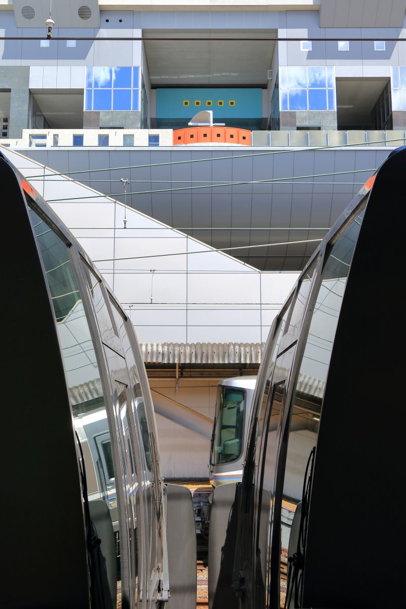 between the railcar | GANREF