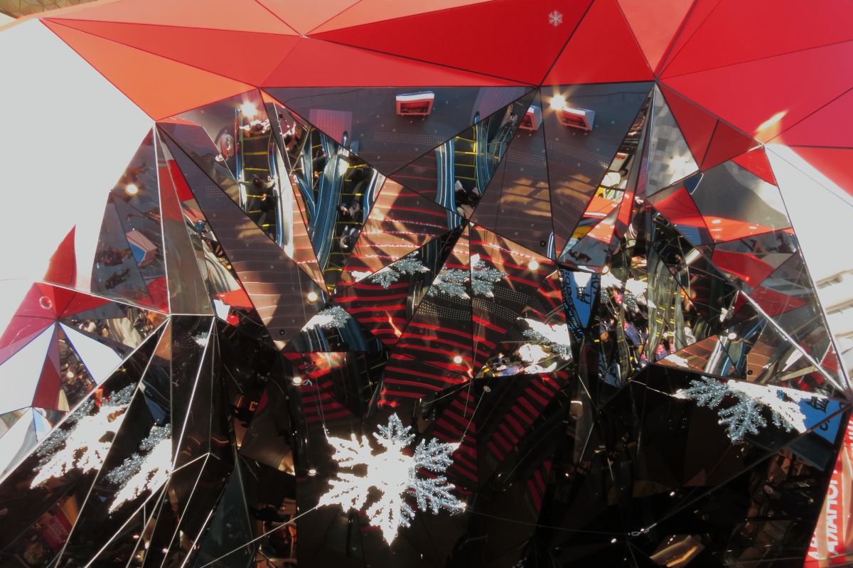 reflected Christmas | GANREF