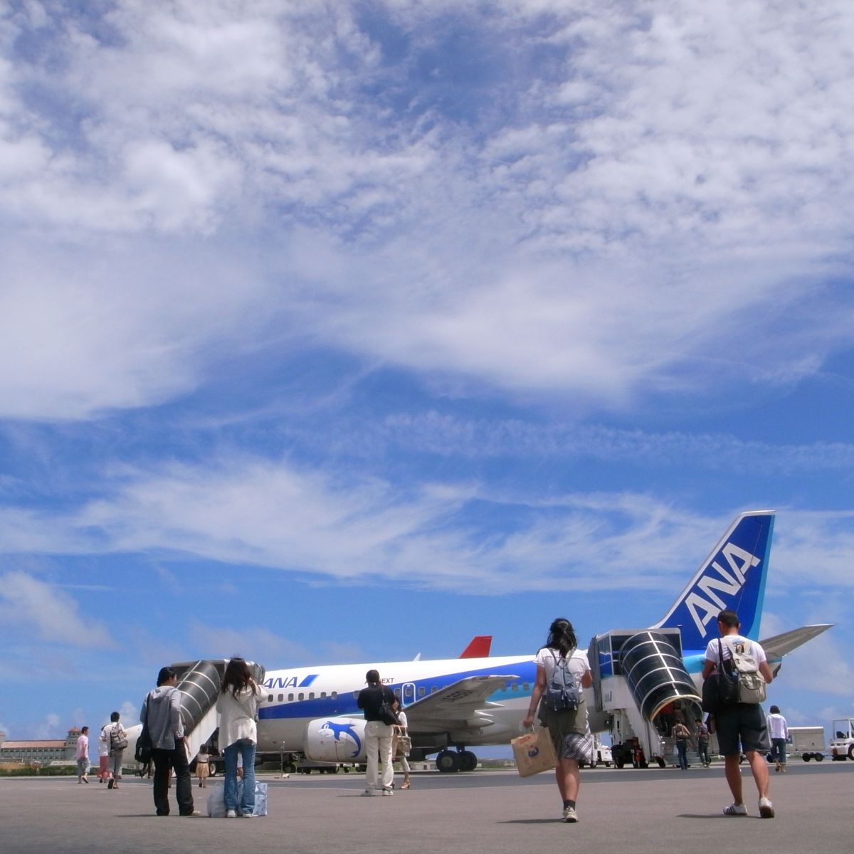 walk to the plane | GANREF