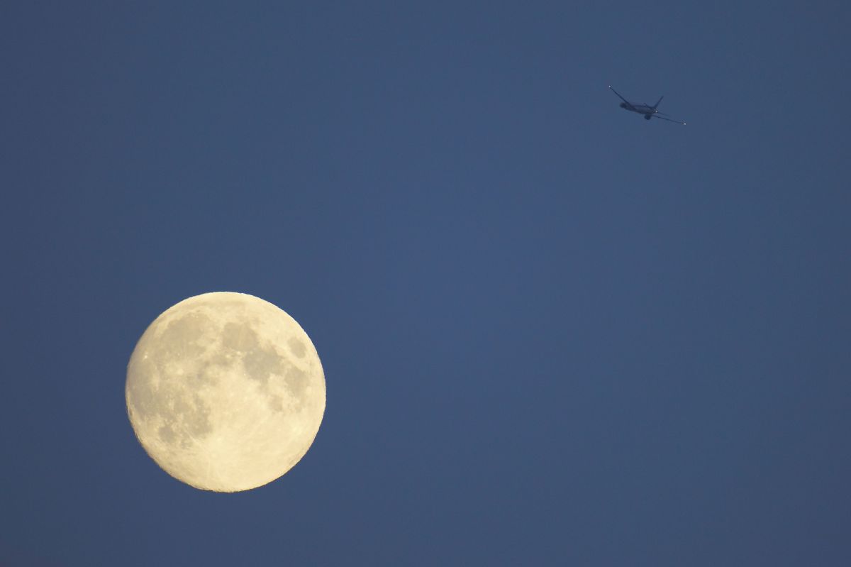 - Fly over the moon - | GANREF