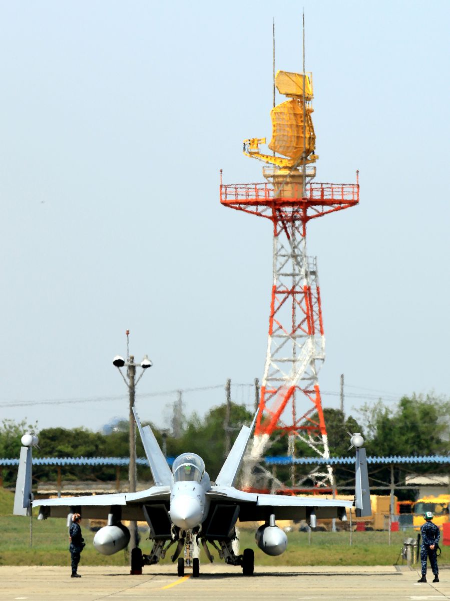 EA-18G VAQ-141 NF-501 Arming 1.jpg | GANREF