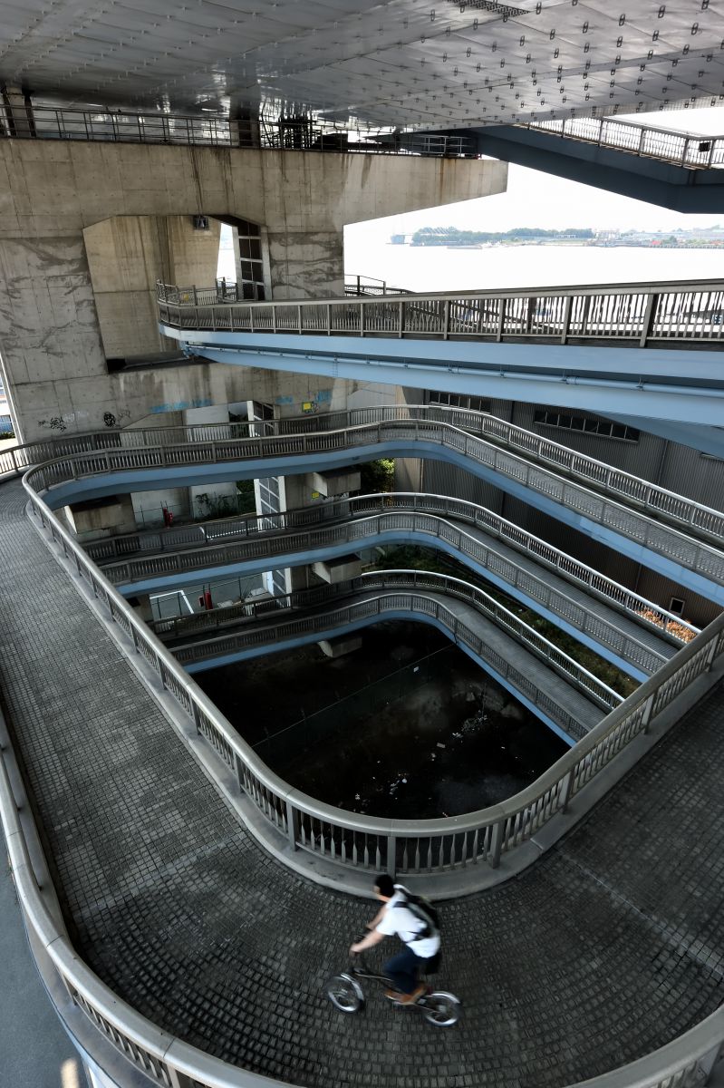 Square Loop-1 | GANREF