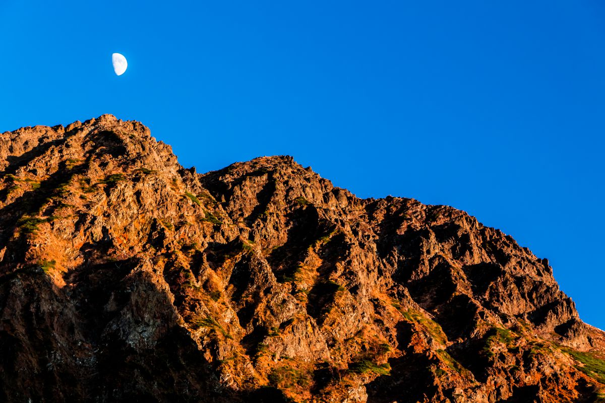 Mt. Akadake holding half moon | GANREF