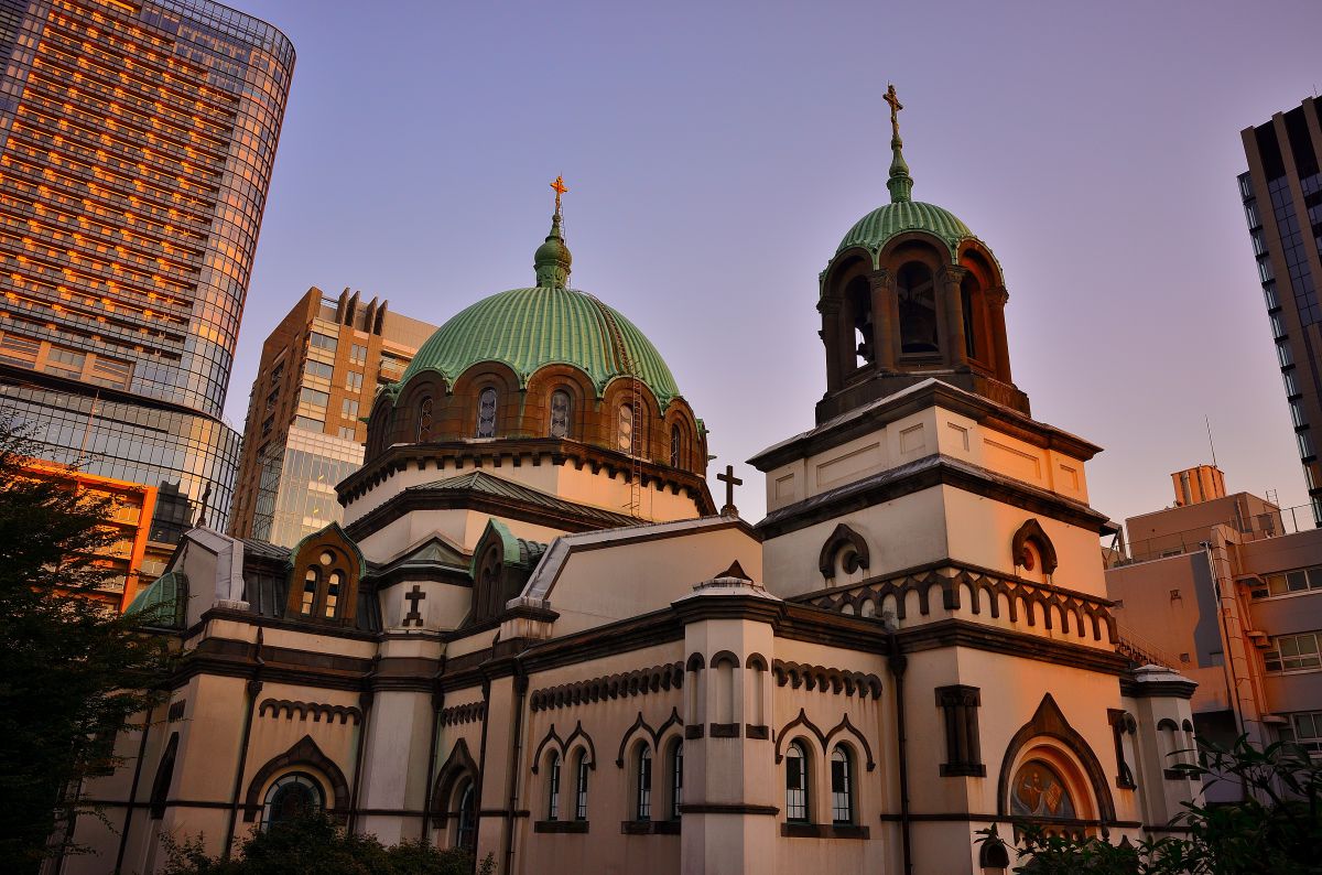 stands quietly | GANREF