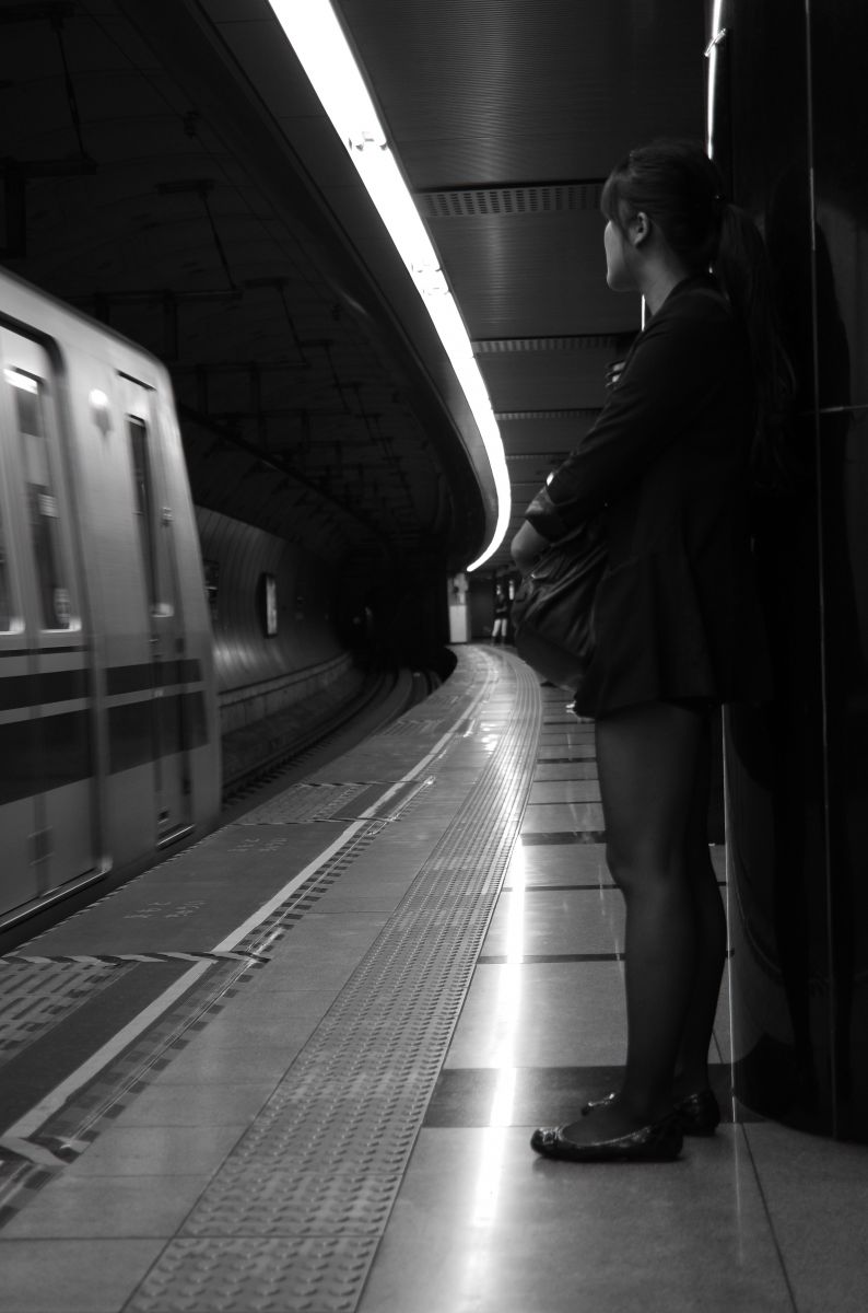 A woman under the ground | GANREF