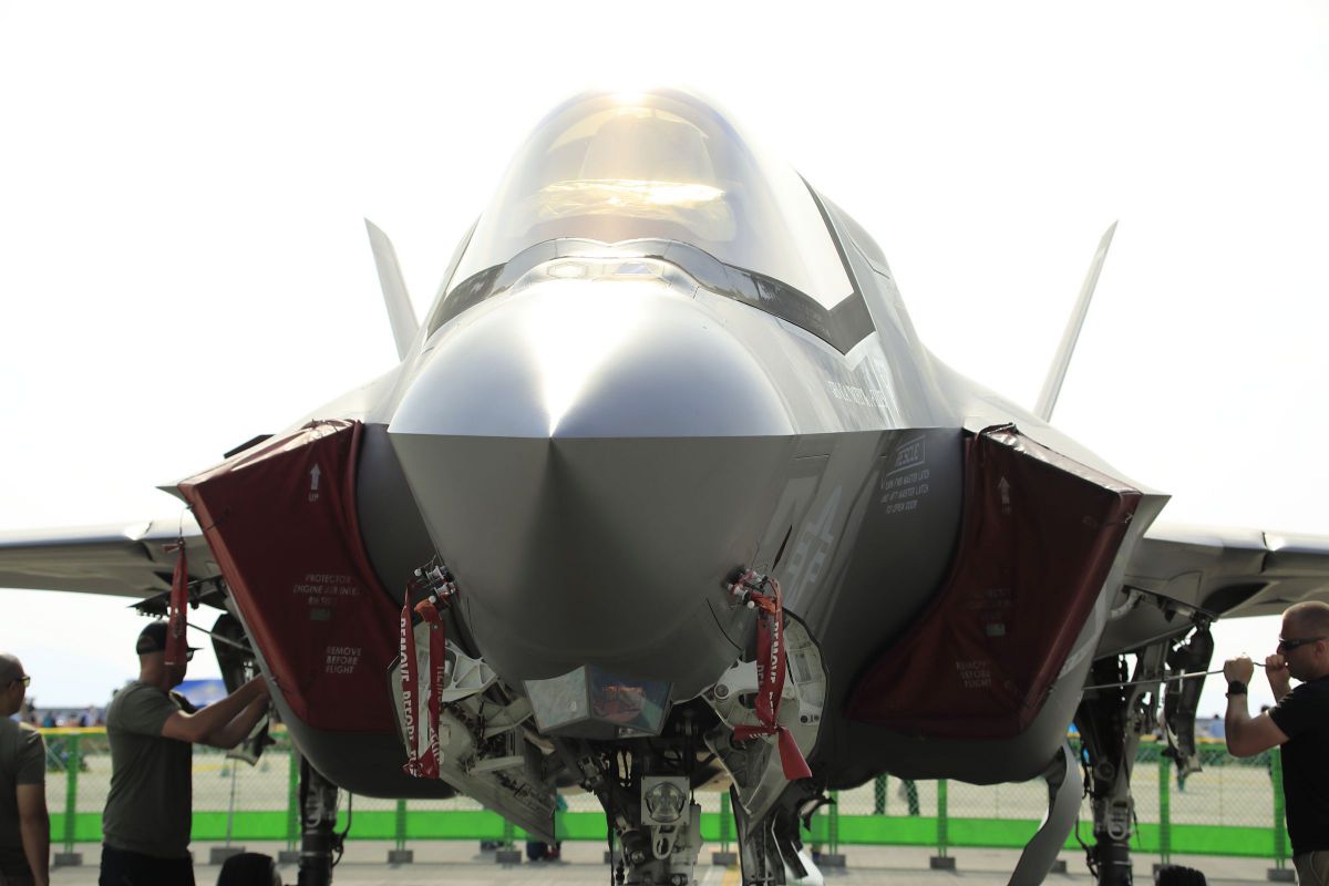 F35Bの点検整備する兵士2019JPG | GANREF