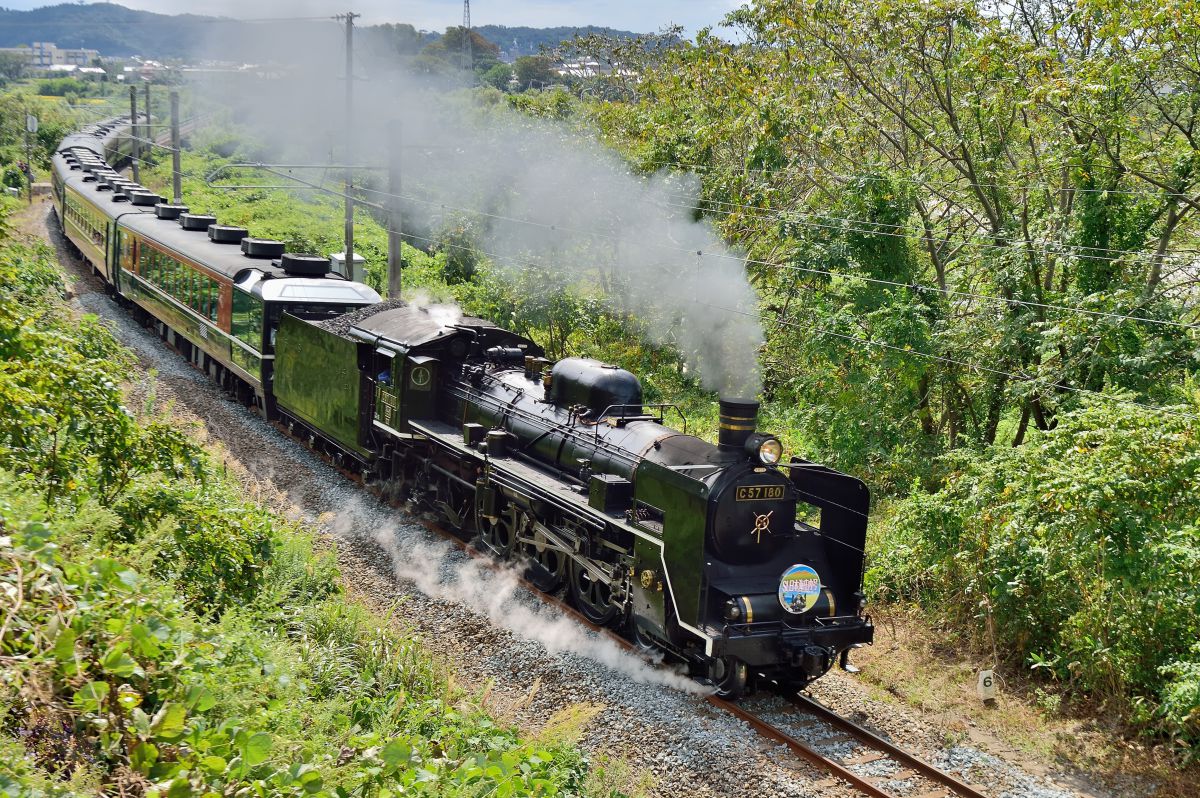 羽越本線を走るC57 180 | GANREF
