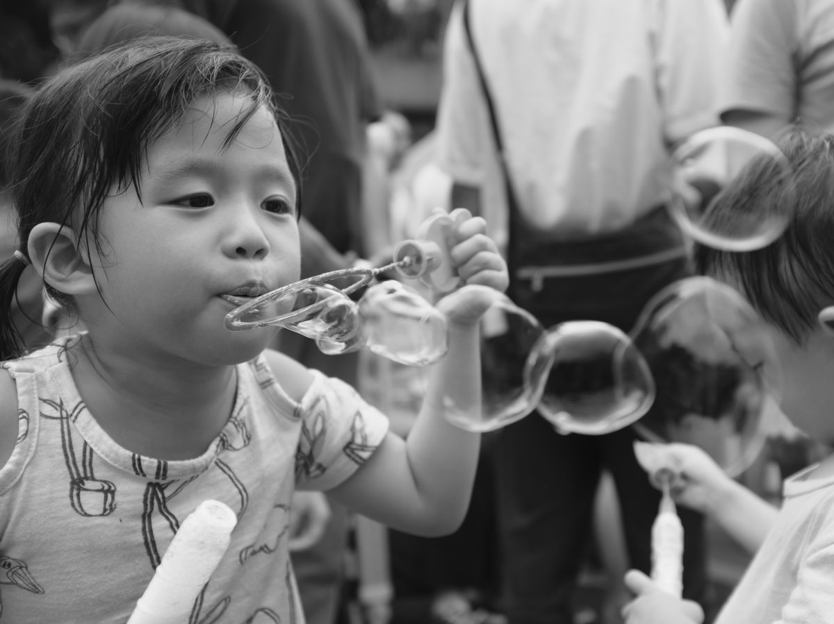 Blowing bubbles | GANREF