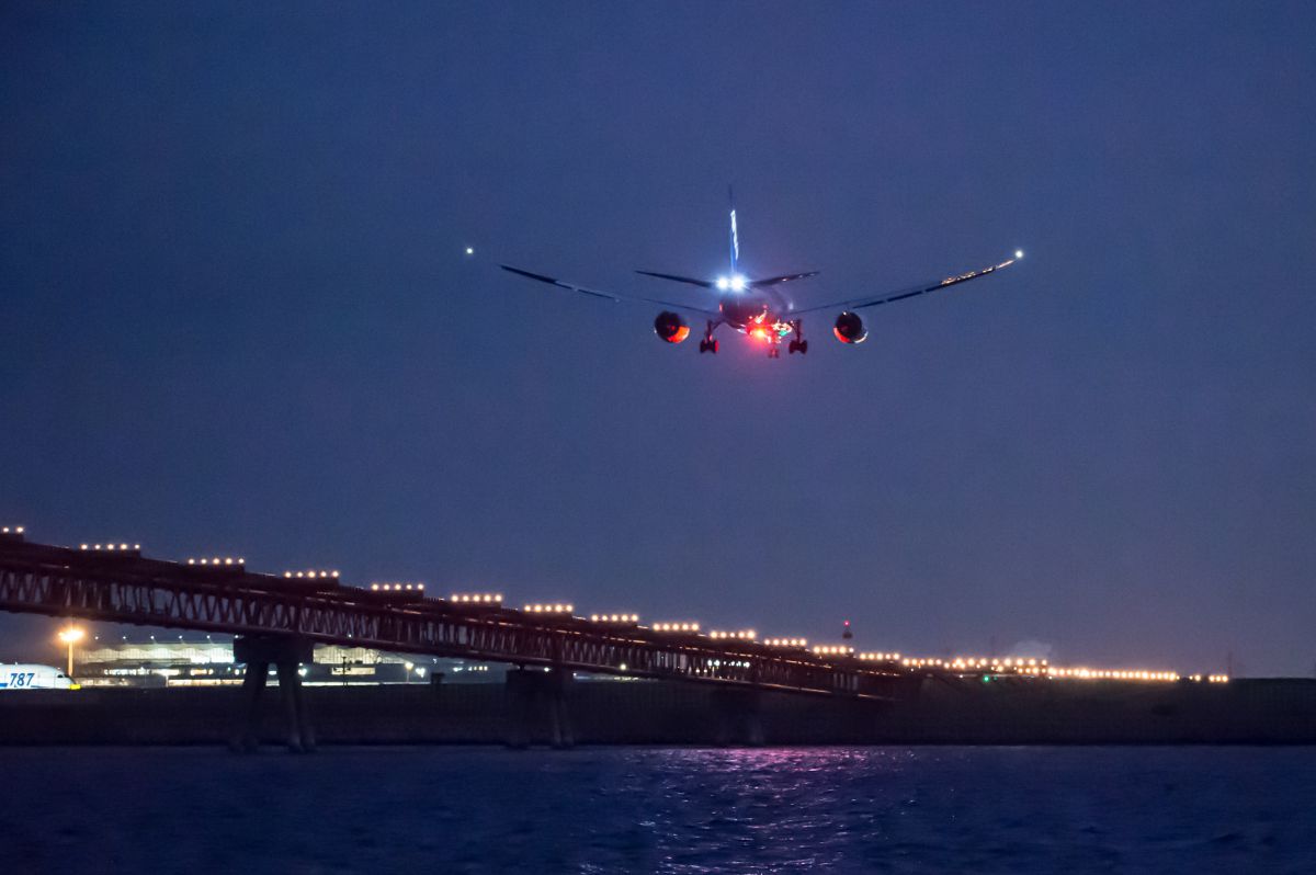 Sunset landing approach | GANREF