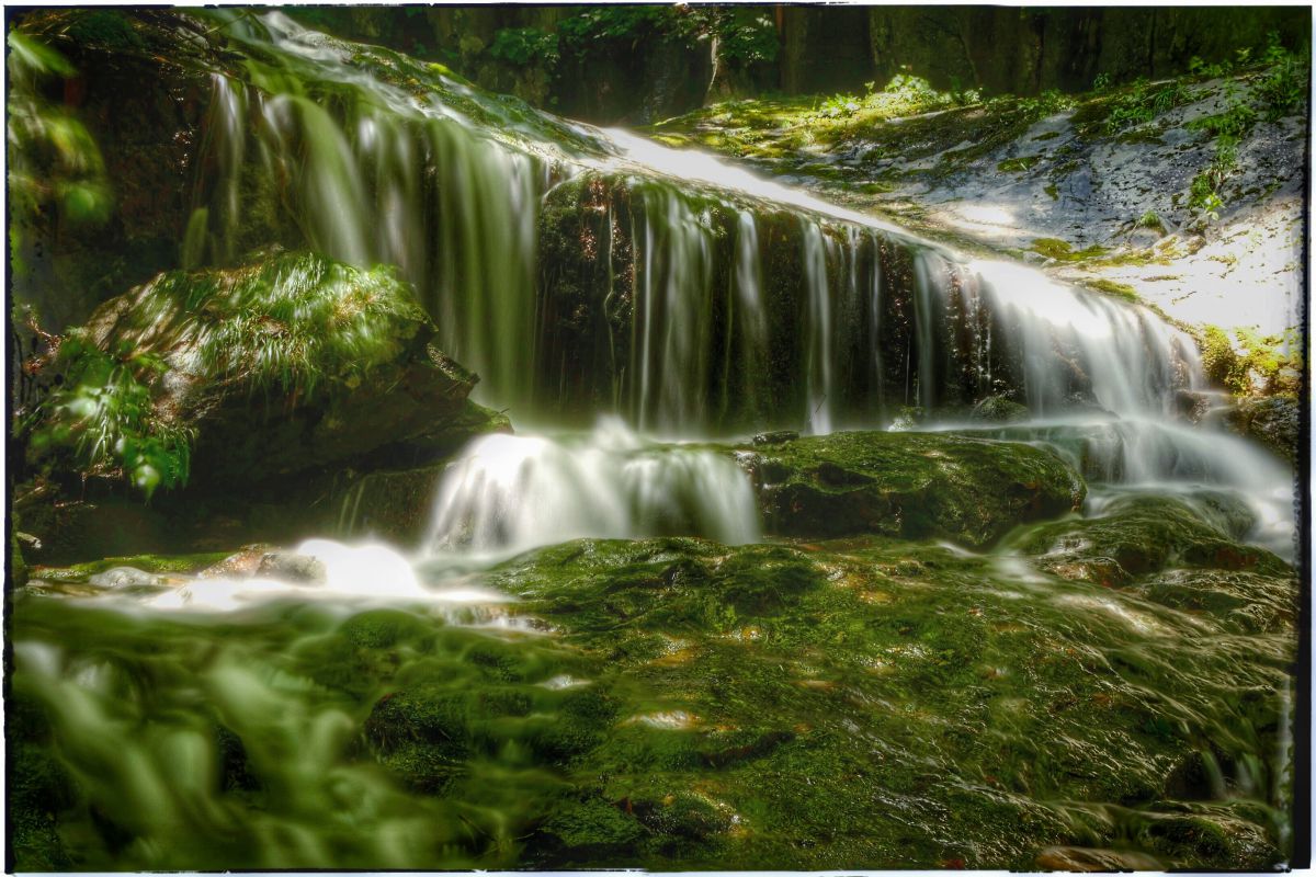 Shine of rock surface | GANREF