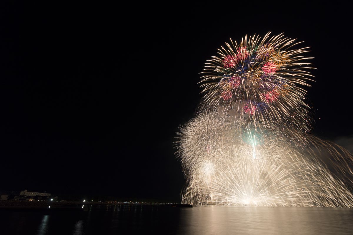 Surface of the water fireworks | GANREF