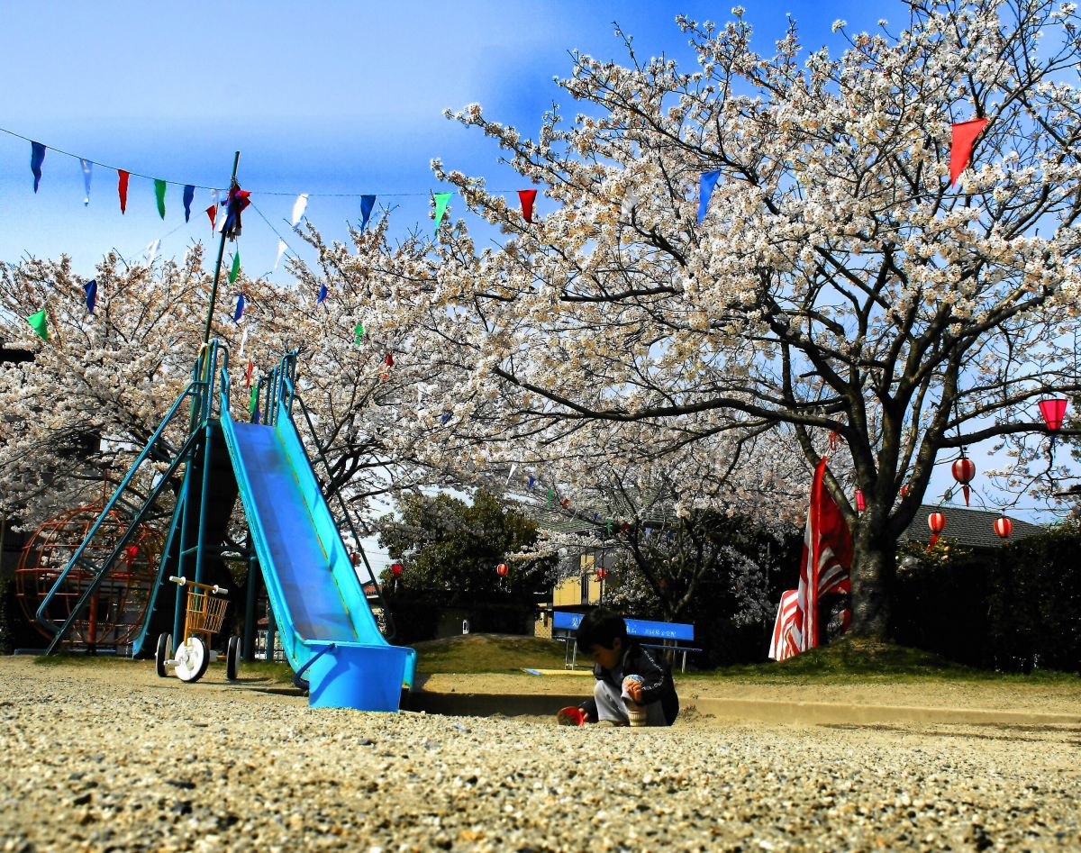 砂場で遊ぶ.jpg | GANREF