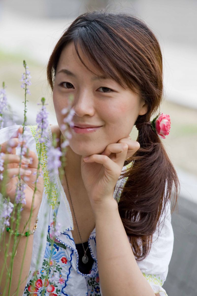 花と戯れながら | GANREF