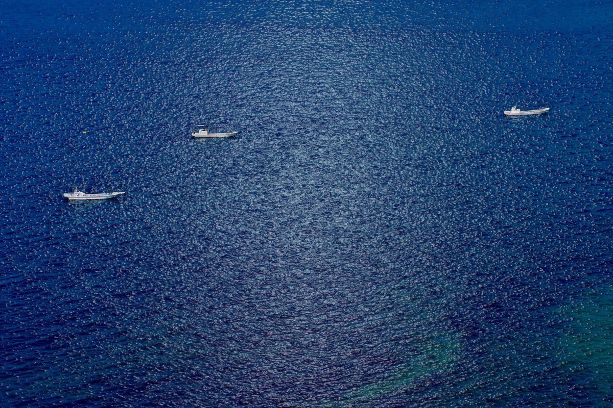 青い海と漁船 | GANREF