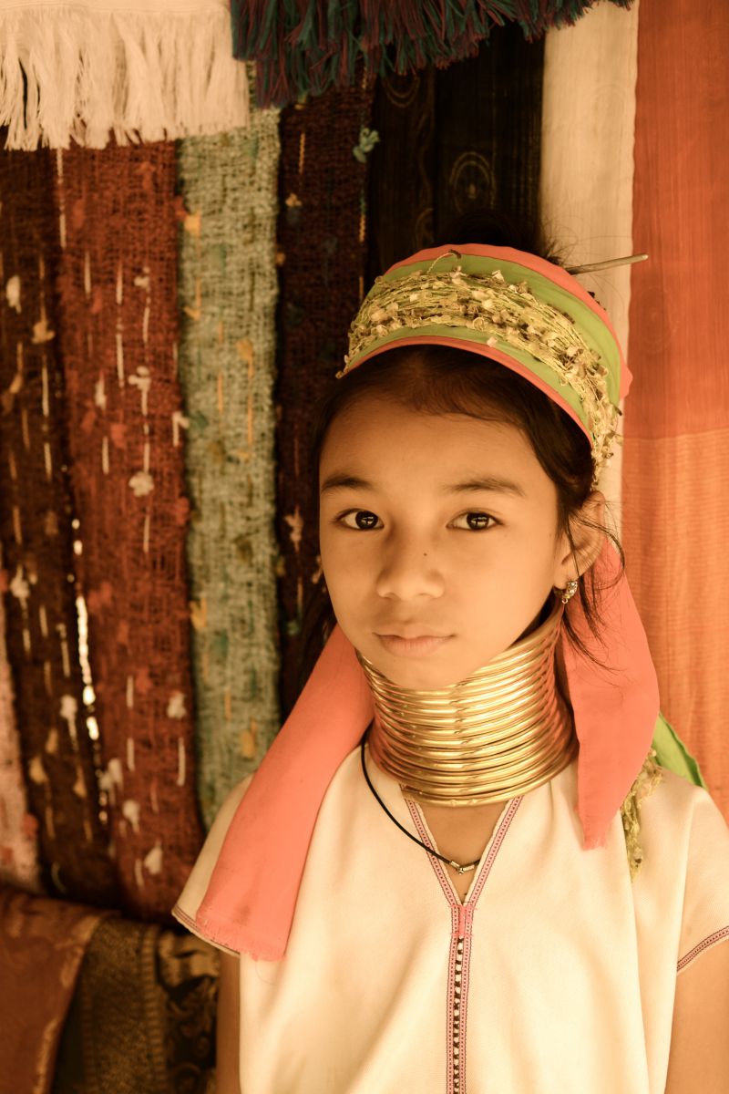 long neck girl | GANREF