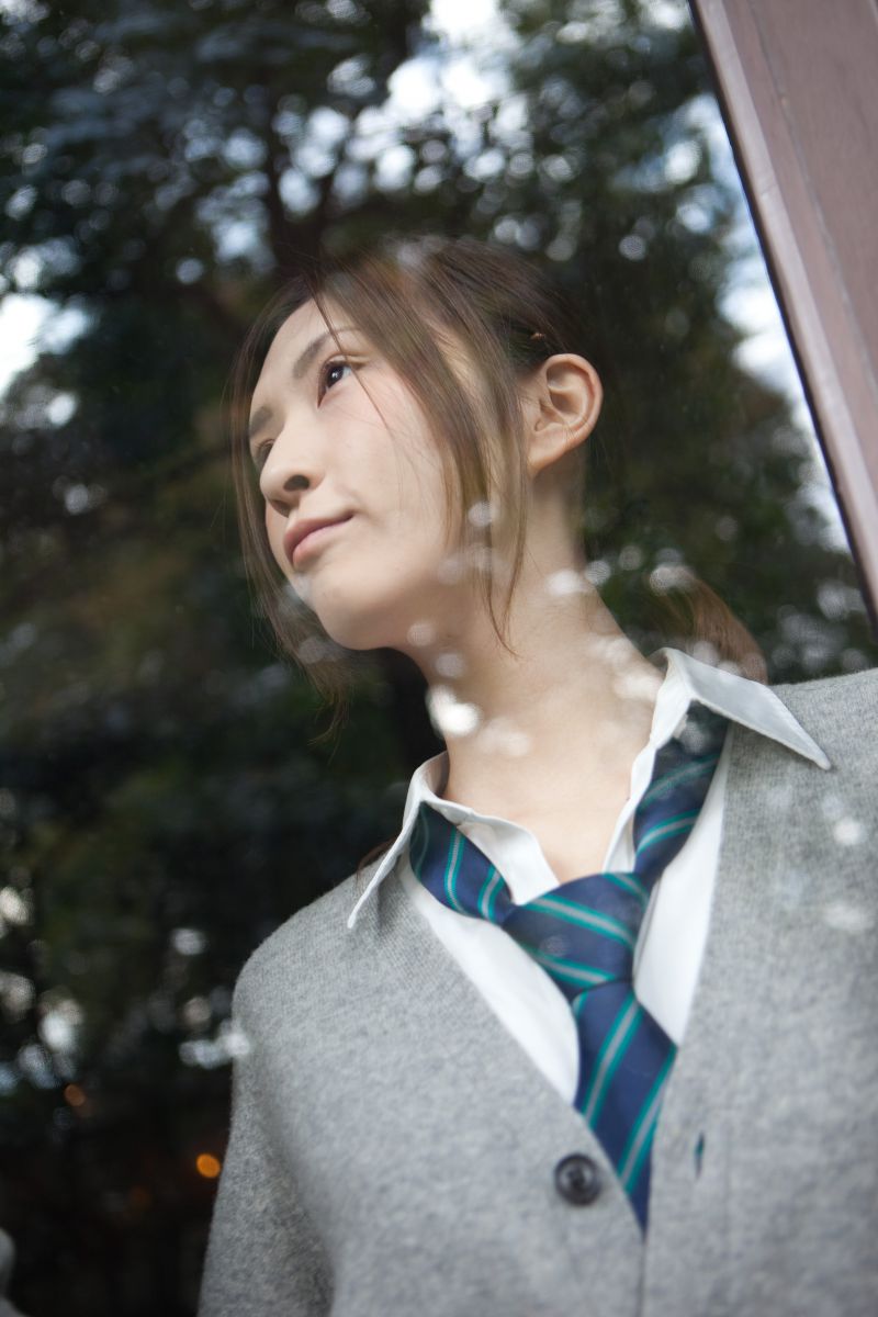 Through the window | GANREF