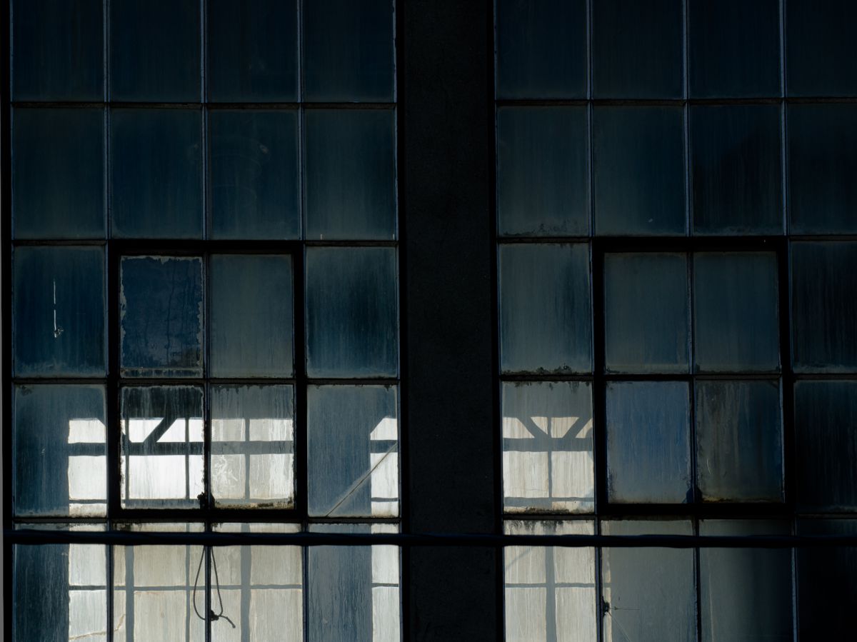 By the window | GANREF