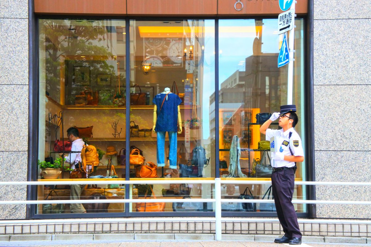 It's very hot. | GANREF