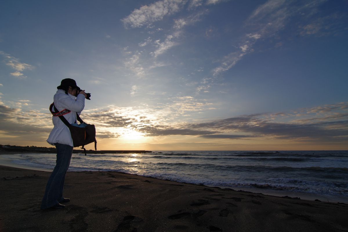 朝焼けの中 海を撮る人 | GANREF