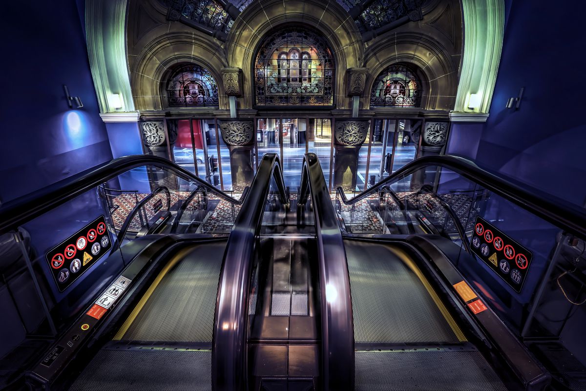 Dramatic escalator movement | GANREF