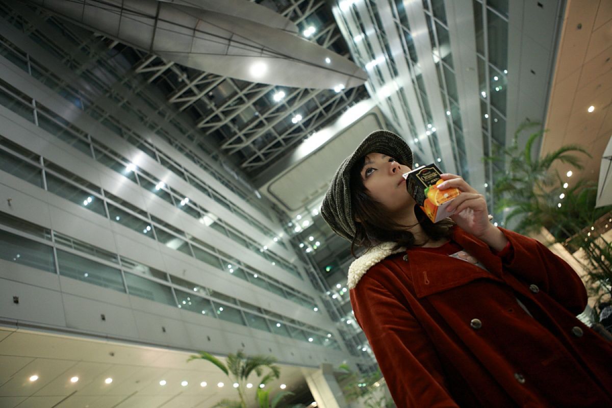 a girl under the glass roof | GANREF