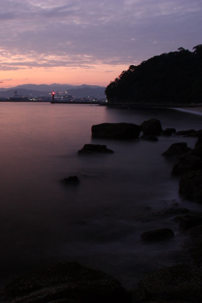 波打ち際の夕景 | GANREF