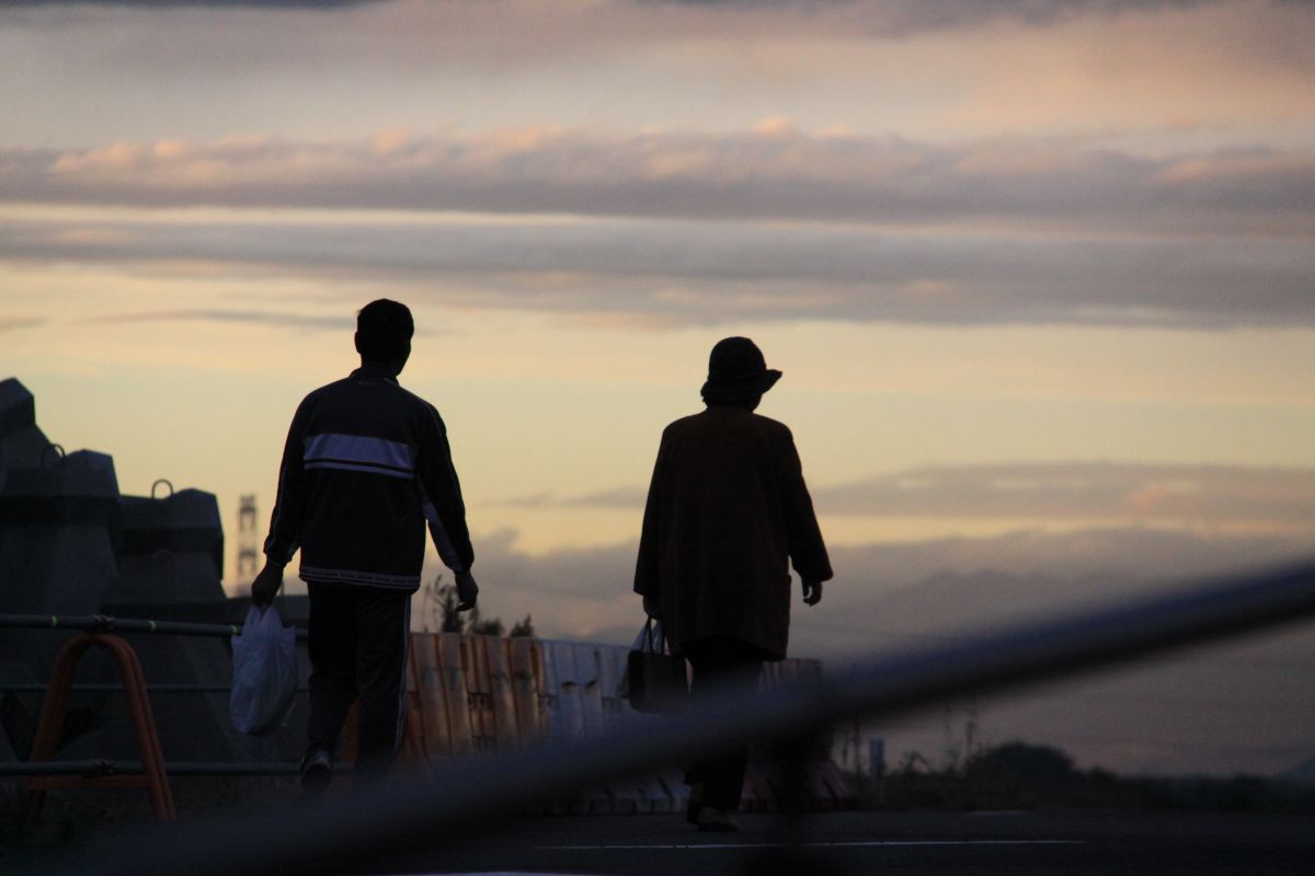 夕暮れに夫婦. | GANREF