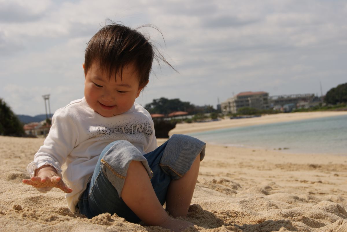 砂浜で砂遊び | GANREF