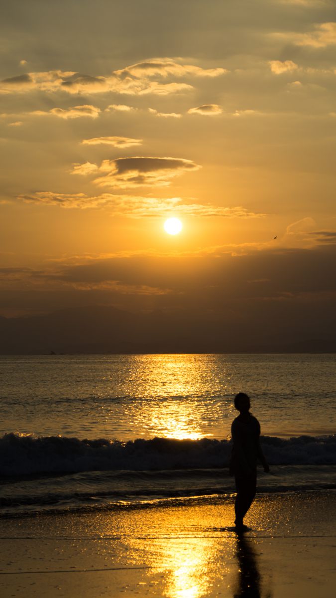 She standing on a beach | GANREF