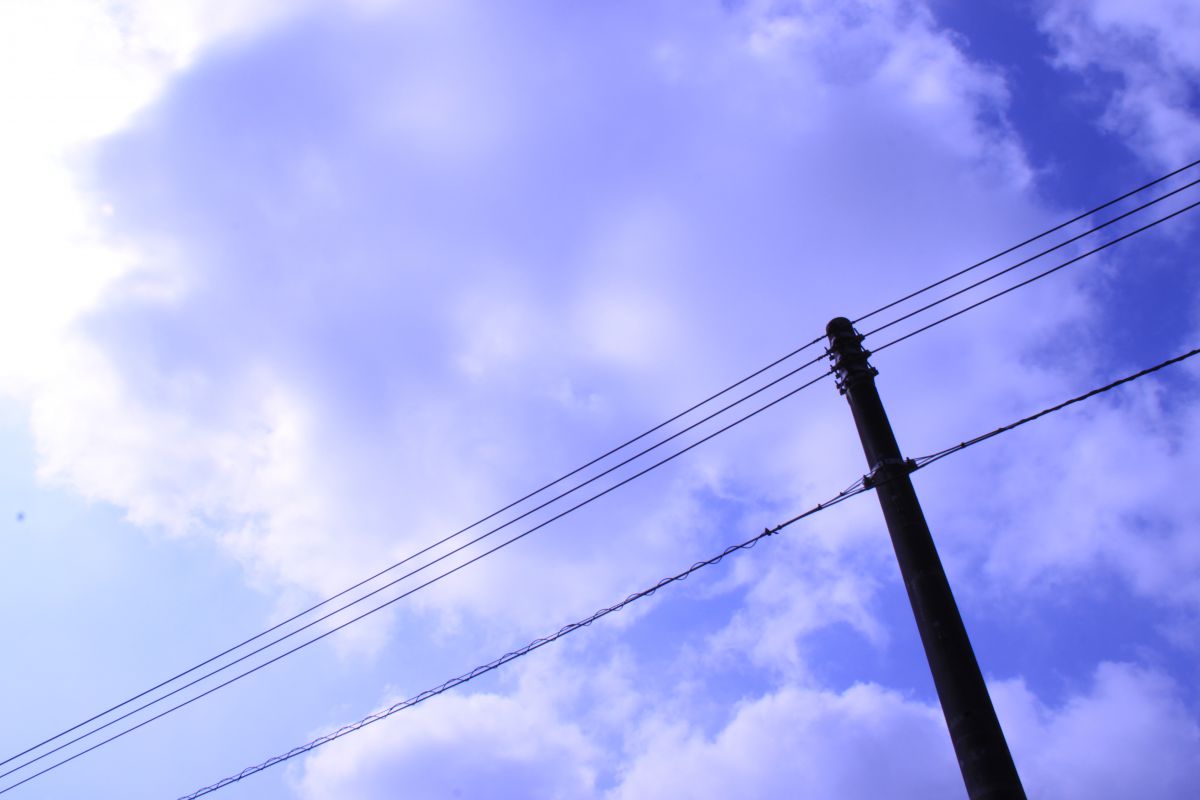 空と雲と電柱 | GANREF