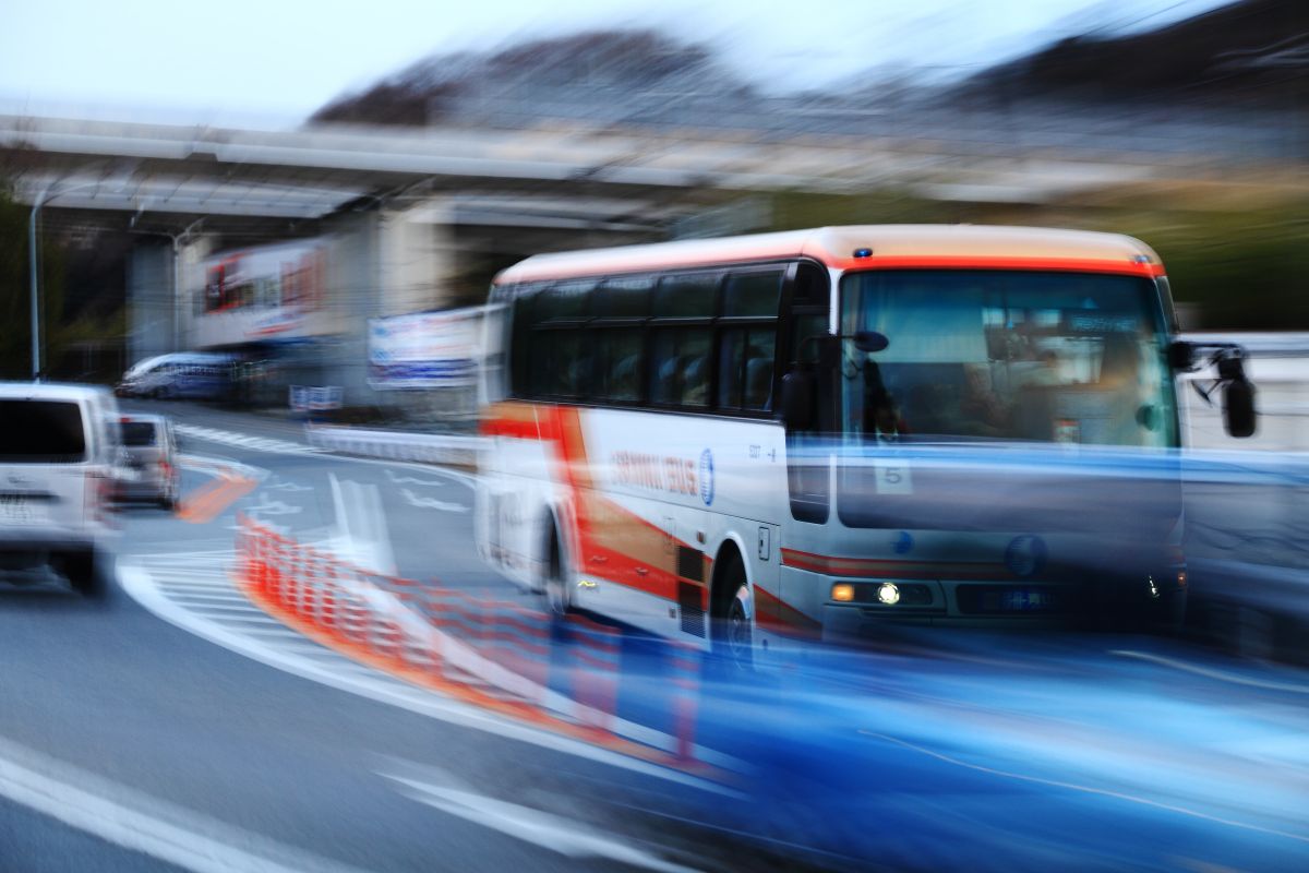 阪神高速7号線、藍那IC前にて・・・SHINKI BUS | GANREF