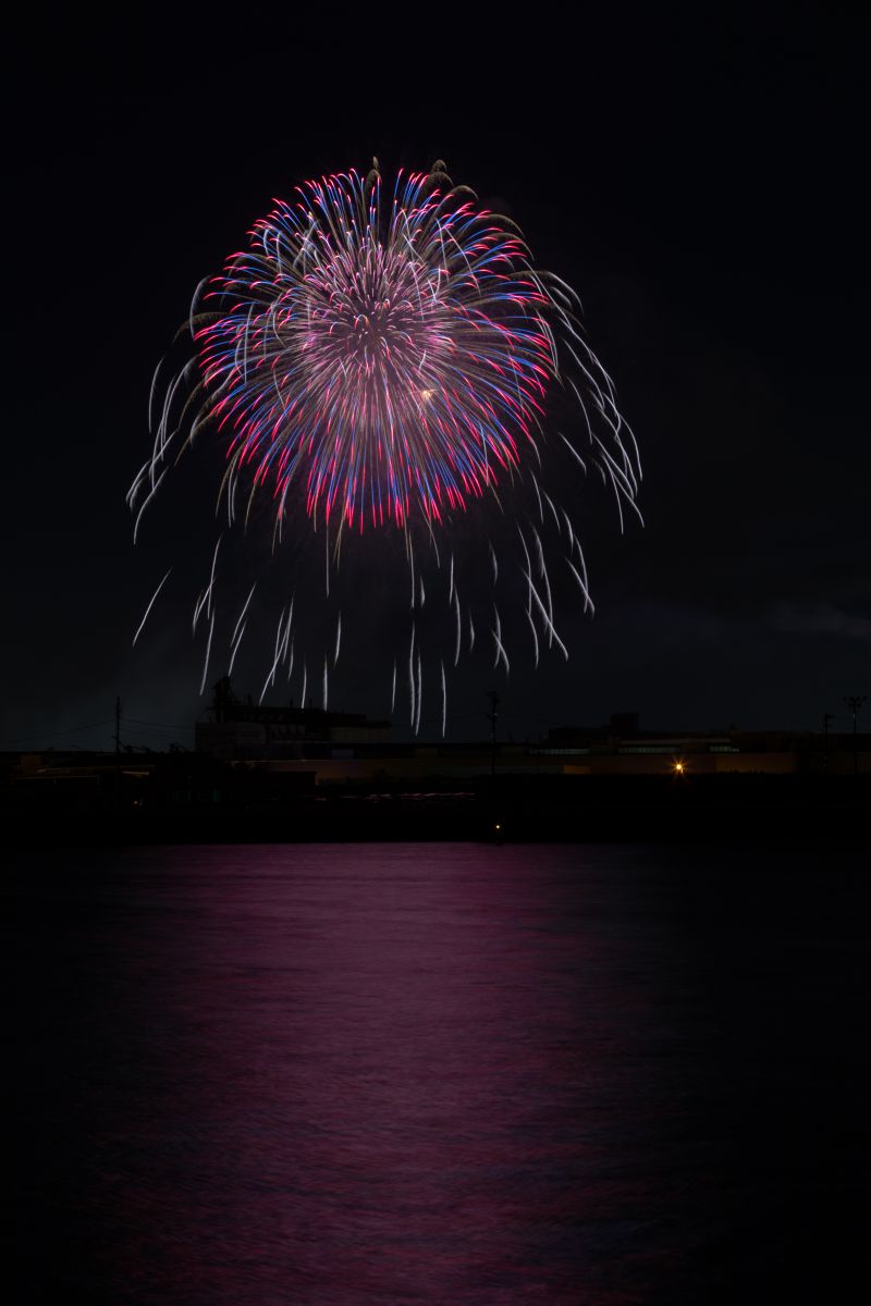 Fireworks falling | GANREF