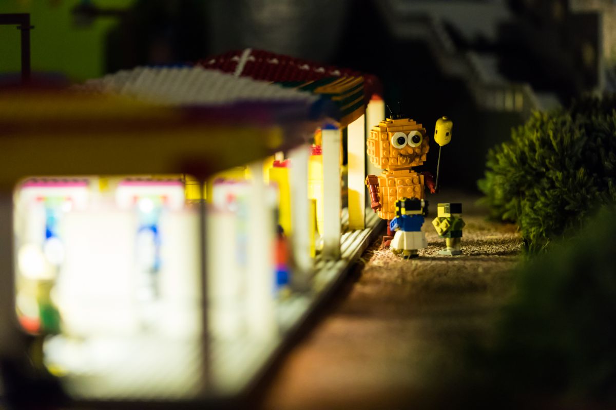 Playing kids made of Lego | GANREF