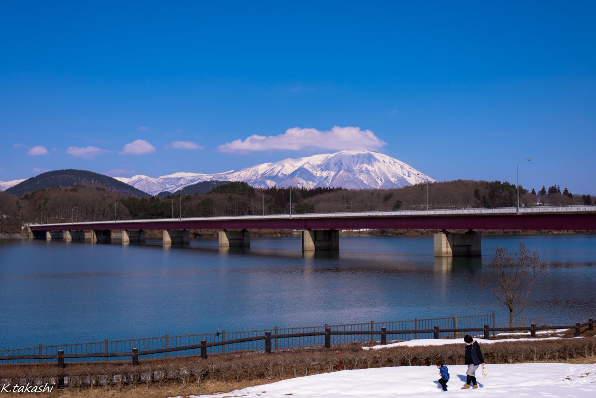 春の湖と親子 | GANREF